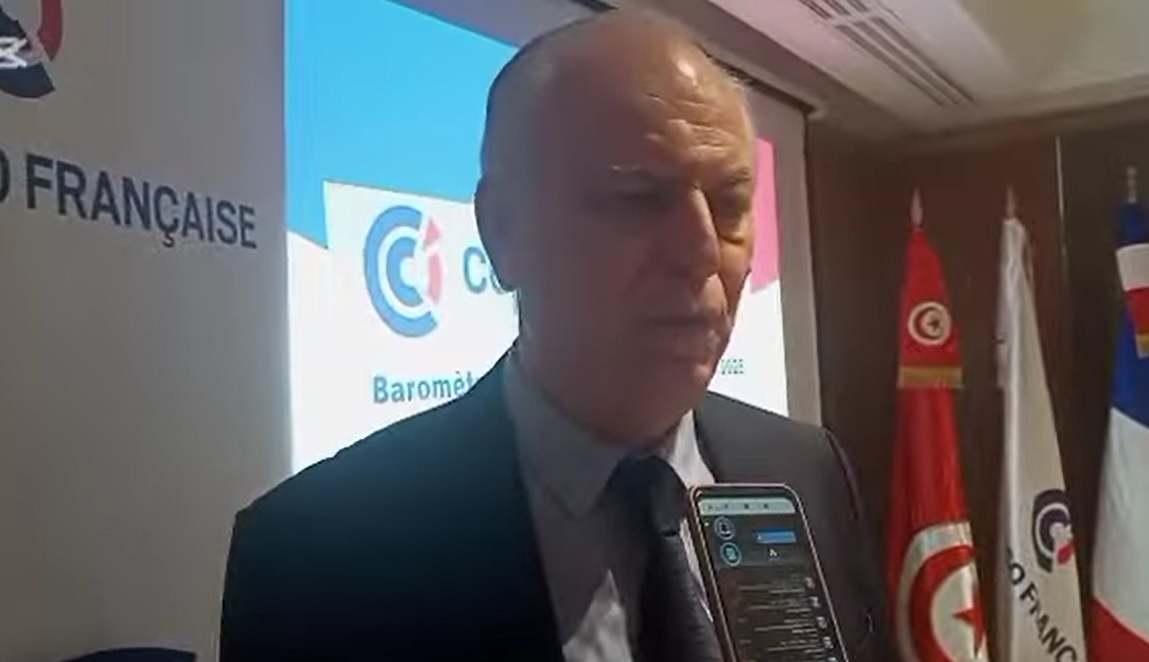 محمد الوزير الكاتب العام لغرفة التجارة والصناعة التونسية الفرنسية يقدم ...